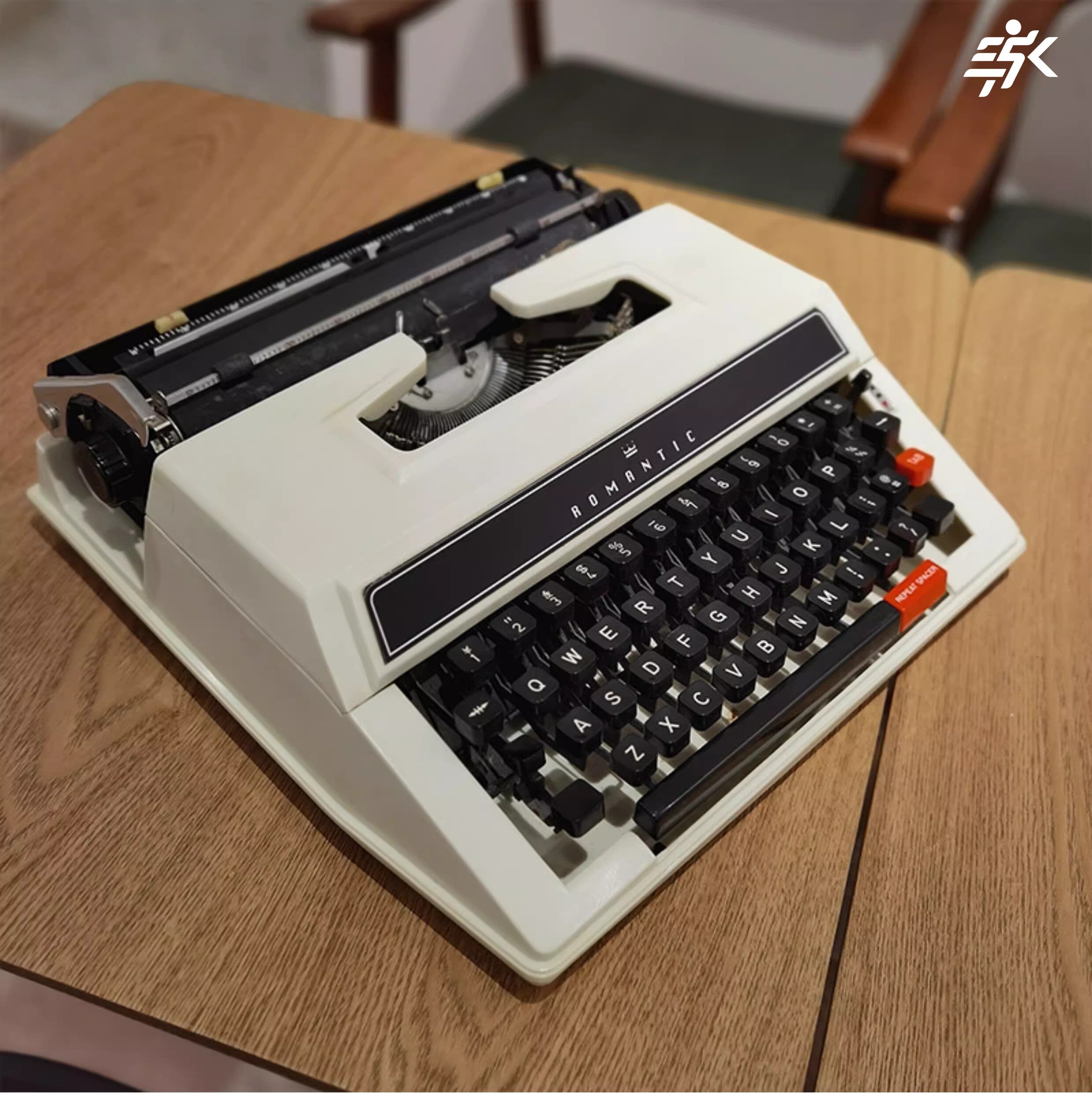 Romantic White English Mechanical Typewriter – Escape Keyboard